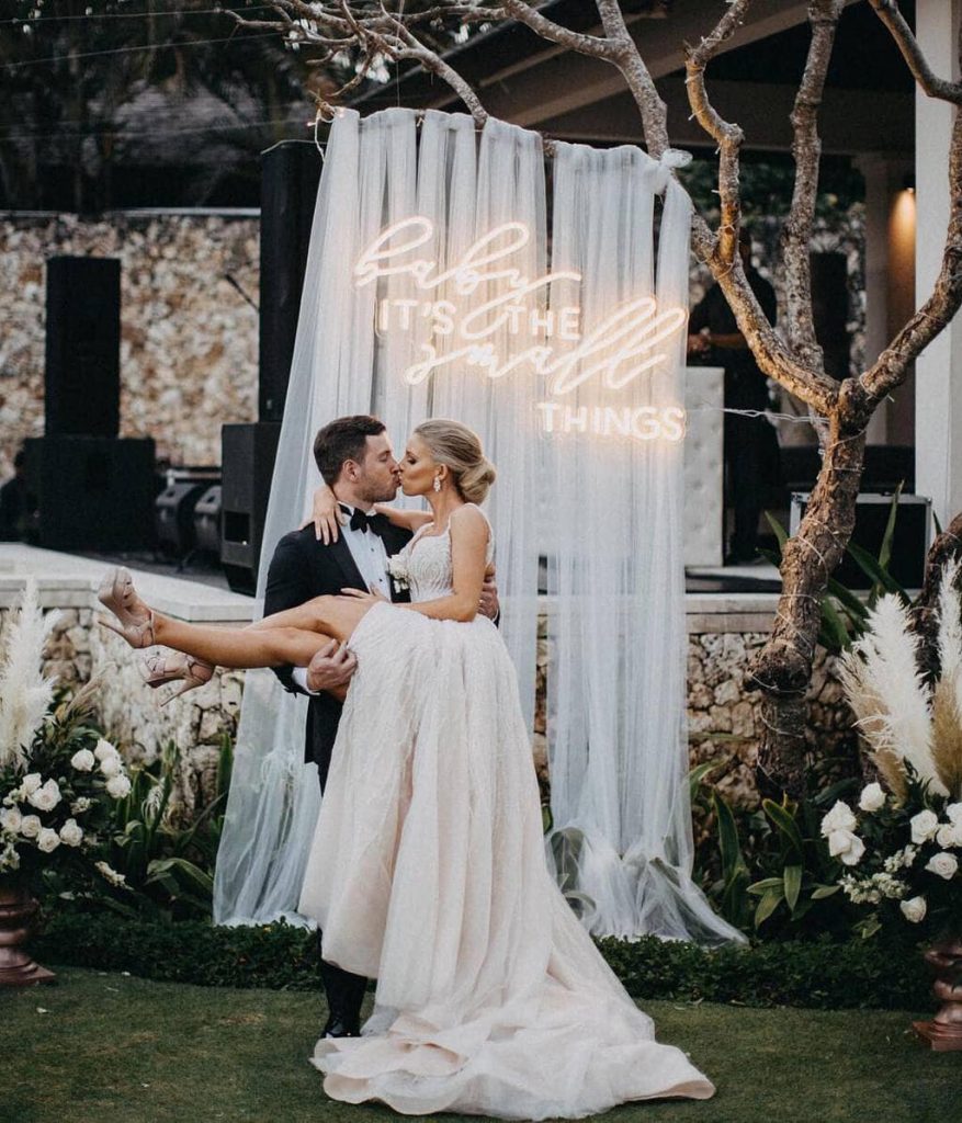 Trend Spotted! Neon Signs – Texas Weddings